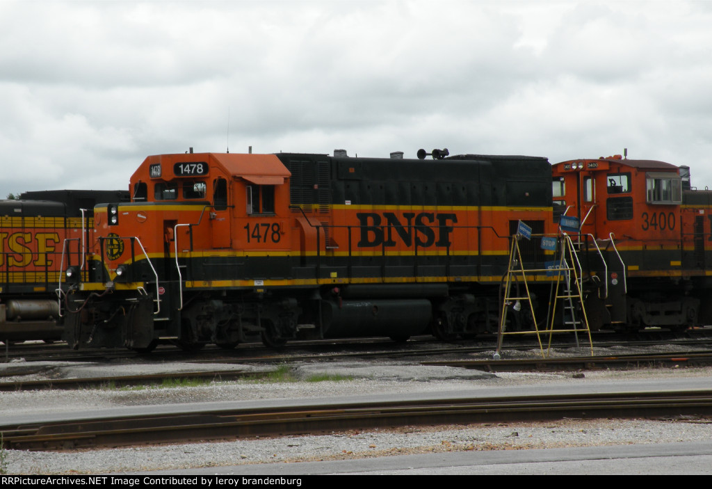 BNSF 1478 stacks capped
